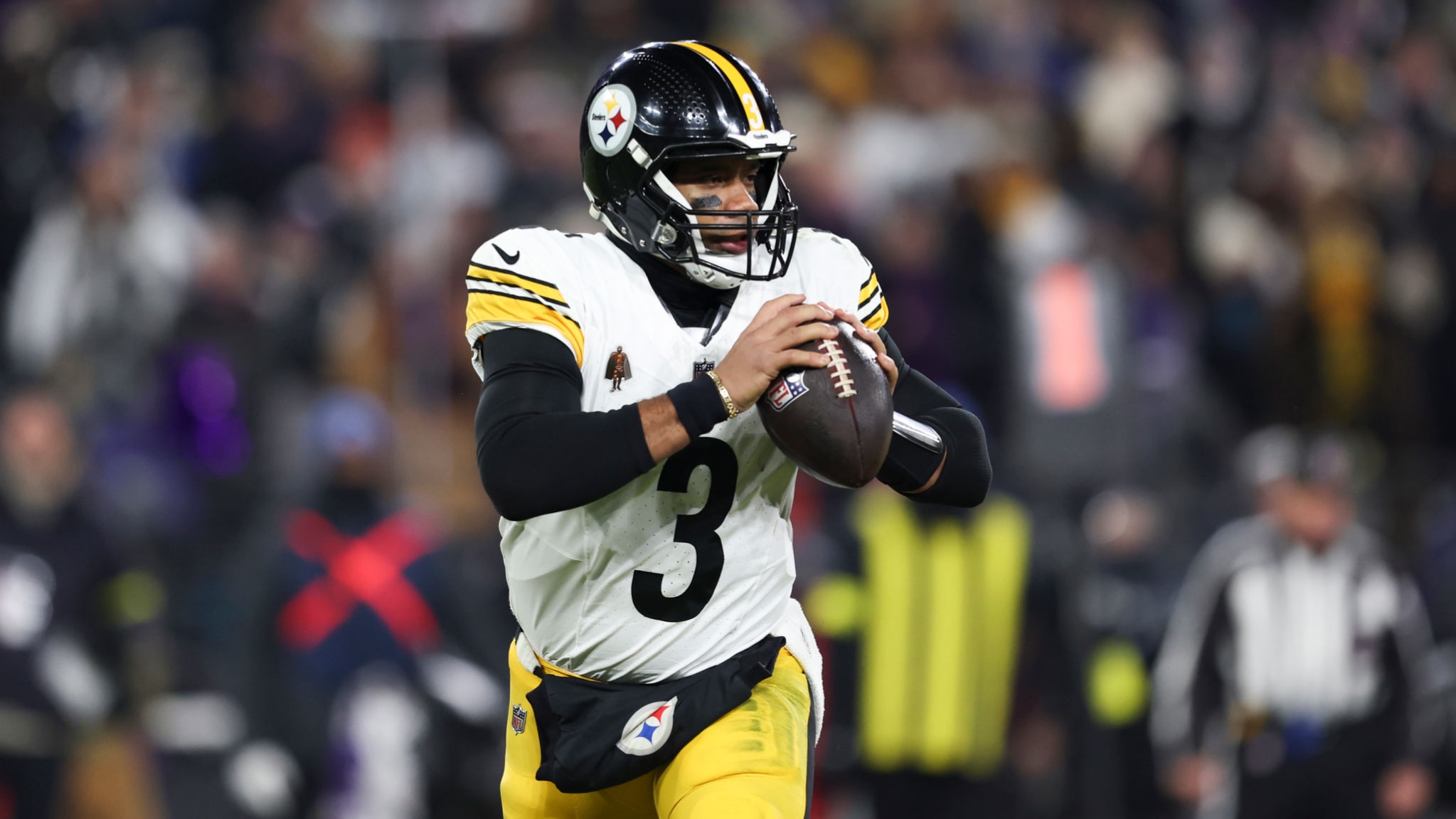 Aaron Rodgers Seen on the Beach in Viral Photo amid Steelers, Giants Rumors